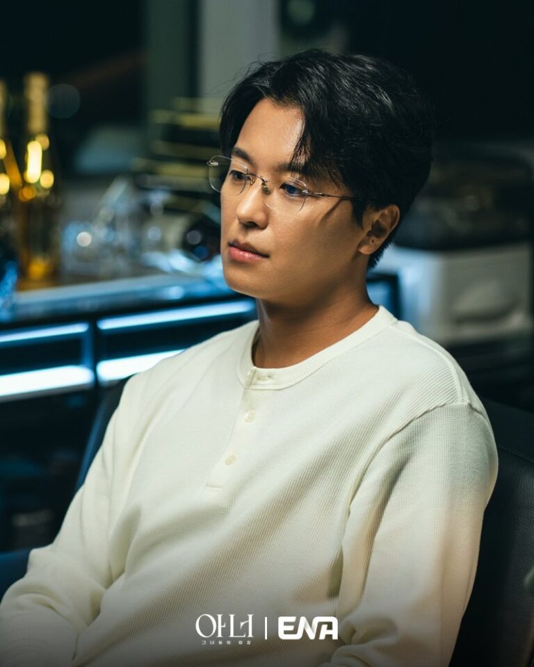 Yeon Woo-jin interpreta a un director general cálido y frío a la vez en ...